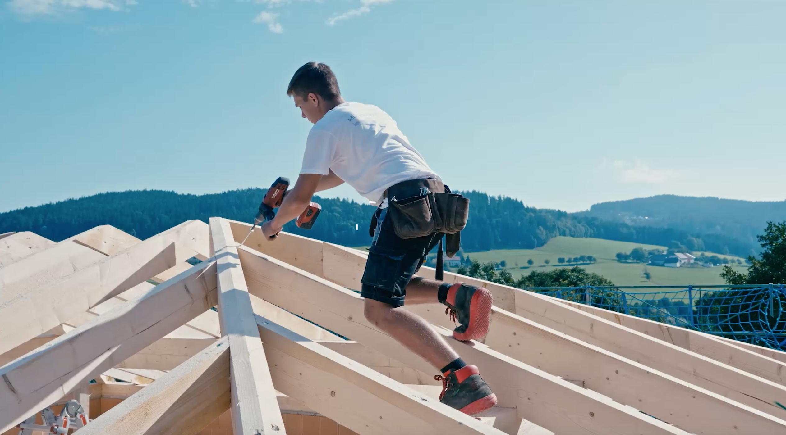 Dachdecker*in werden | Einstieg, Gehalt & Karriere | whatchado